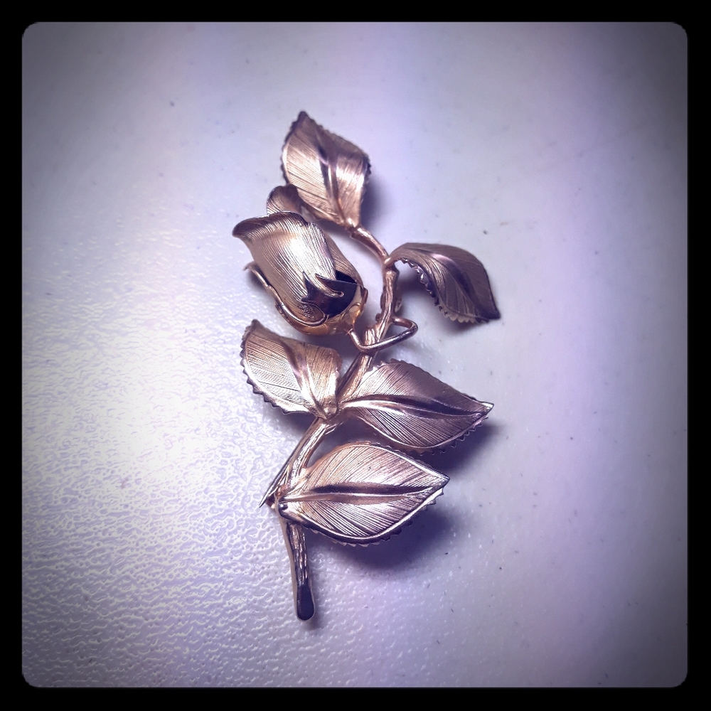 Vintage Giovanni Goldtone Rose Stem Flower Brooch - Gem